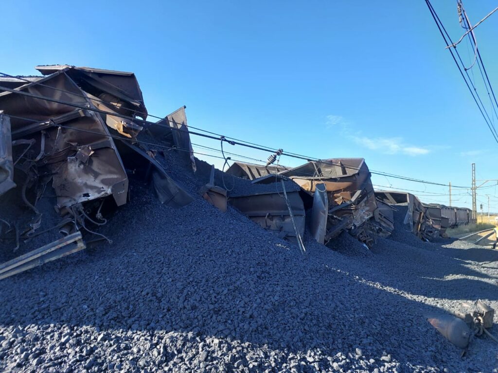 In Pictures: Transnet Freight Rail's 50-wagon coal derailment - Miningmx